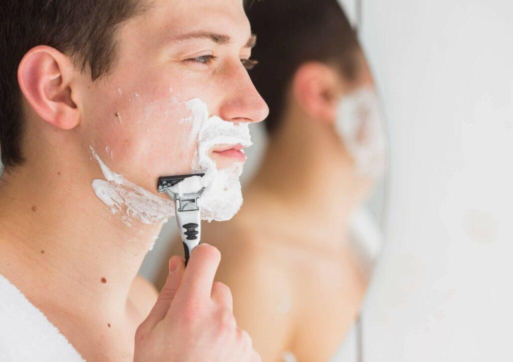 Boutons après rasage : Comment les éviter et ne plus en avoir